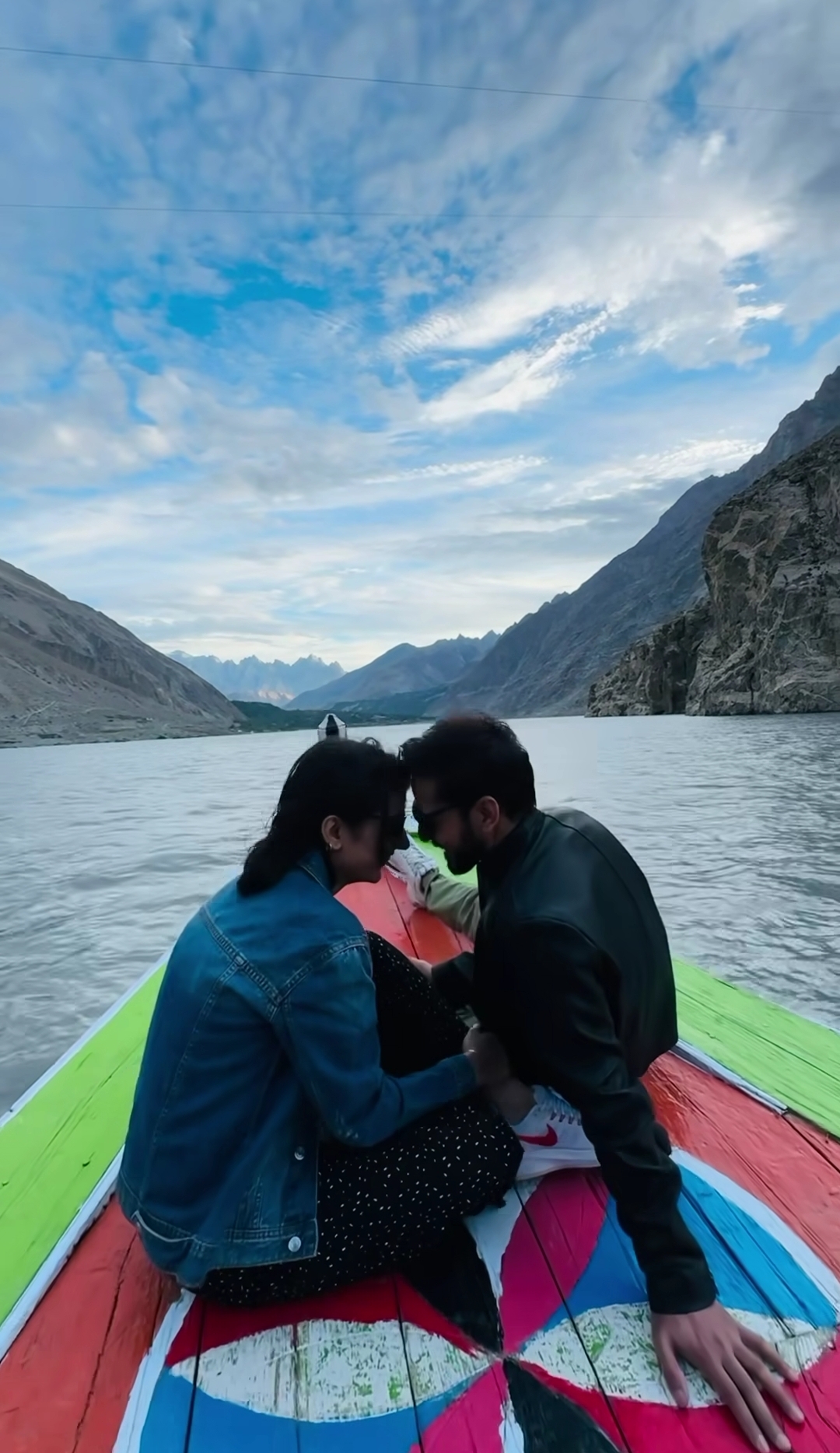 Bilal Qureshi & Uroosa Qureshi's Adorable Romantic Pictures from Attabad Lake | Reviewit.pk