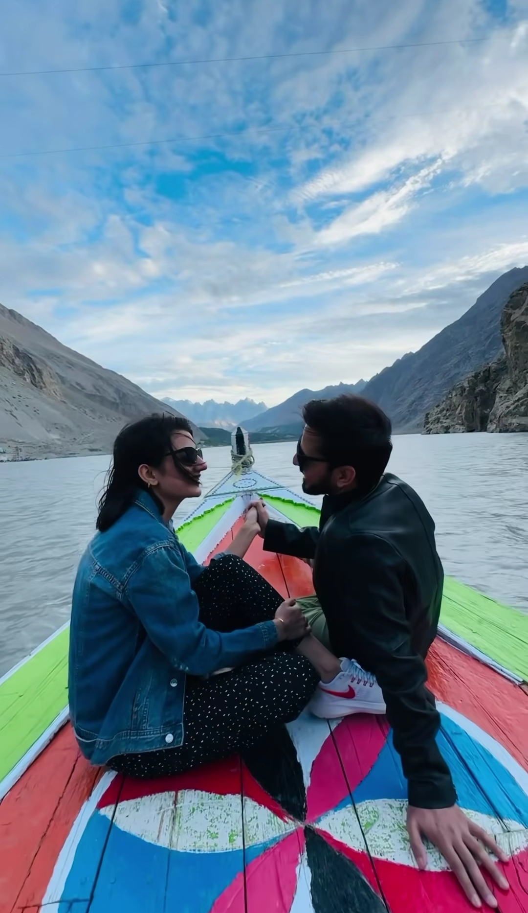 Bilal Qureshi & Uroosa Qureshi's Adorable Romantic Pictures from Attabad Lake | Reviewit.pk