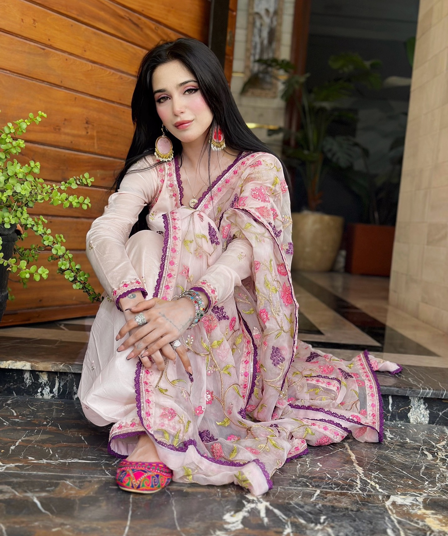 Aima Baig Performs Umrah After Concert In Jeddah | Reviewit.pk