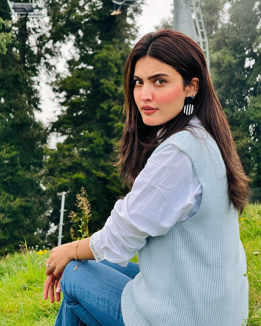 Iqra Kanwal Shares Beautiful Pictures with Parents from Malam Jabba ...