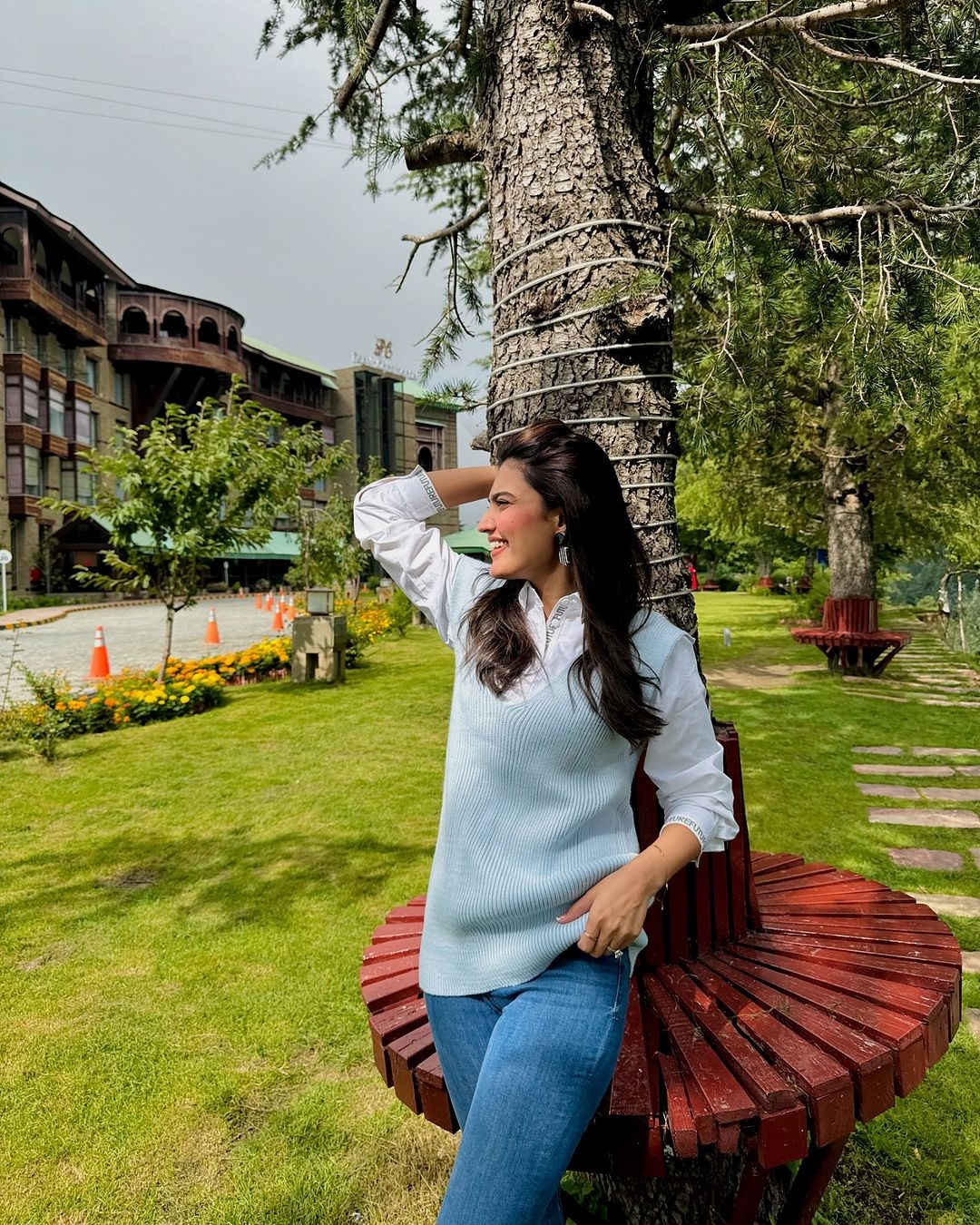 Iqra Kanwal Shares Beautiful Pictures with Parents from Malam Jabba ...