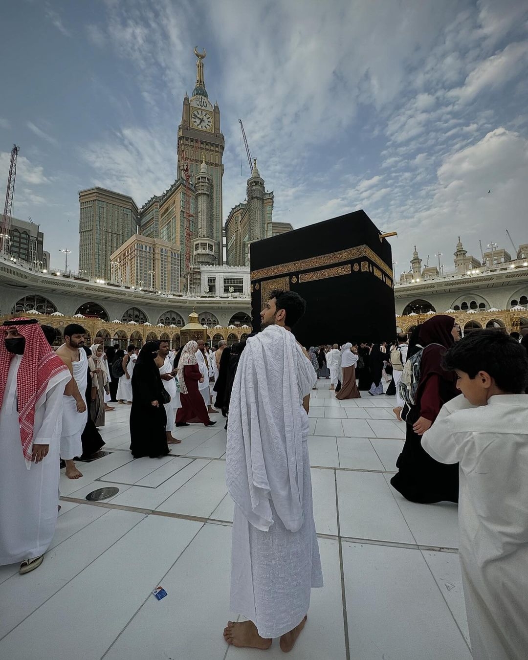 Maaz Safder Umrah Videos and Pictures with Family | Reviewit.pk