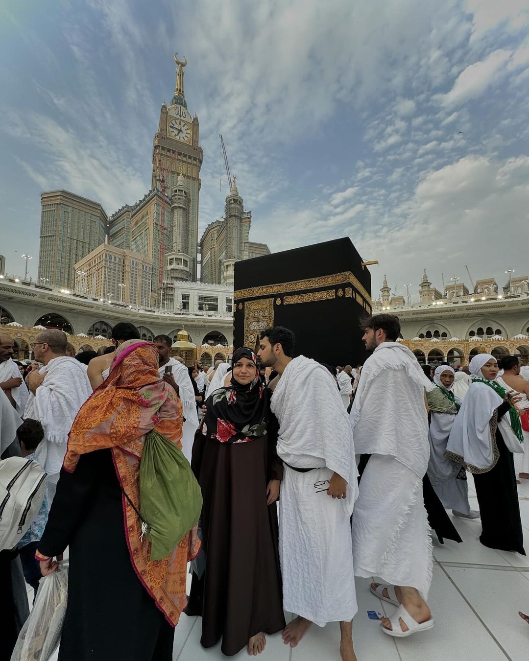 Maaz Safder Umrah Videos and Pictures with Family | Reviewit.pk