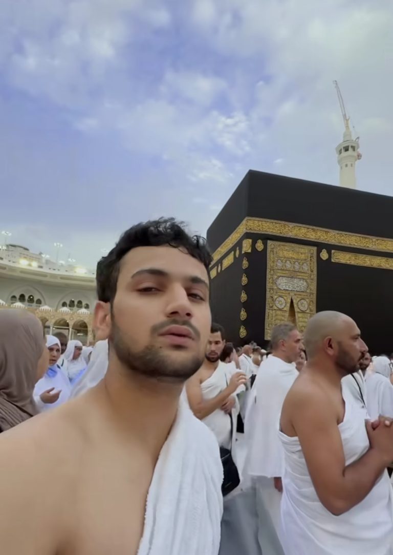Maaz Safder Umrah Videos and Pictures with Family | Reviewit.pk