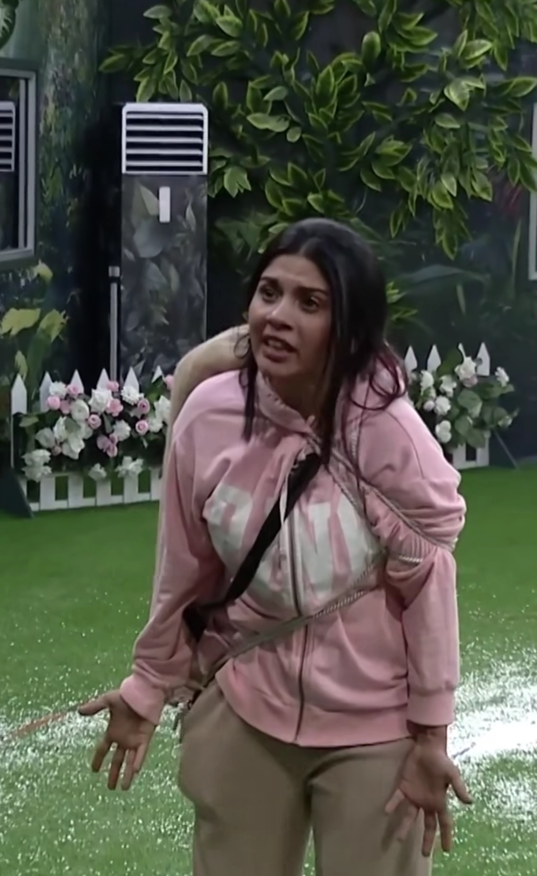 Mahi Baloch And Hamna Naeem Attack Tamasha Contestant Anam | Reviewit.pk