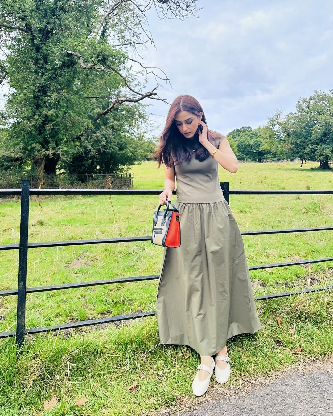 Maya Ali's Stunning Clicks With Her Family from UK | Reviewit.pk