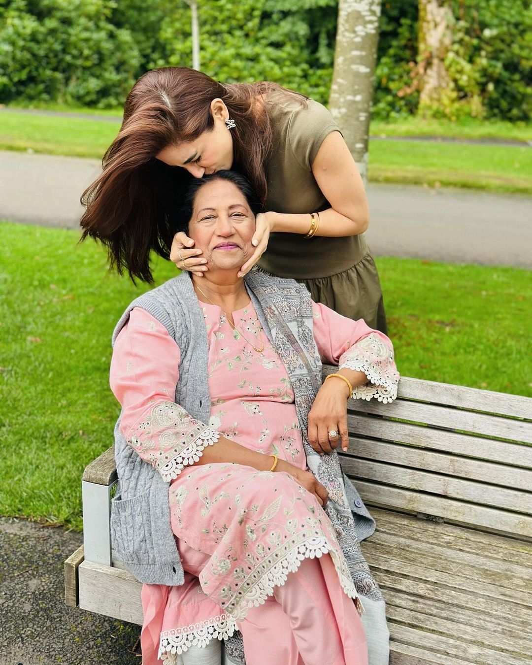 Maya Ali's Stunning Clicks With Her Family from UK | Reviewit.pk