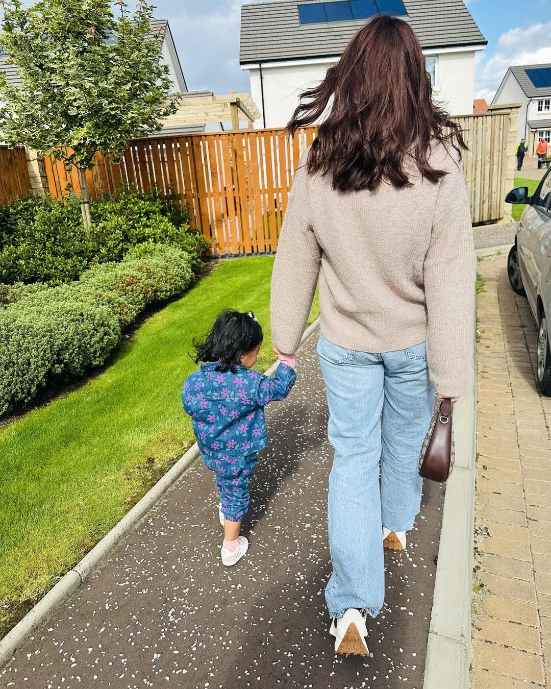 Maya Ali's Stunning Clicks With Her Family from UK | Reviewit.pk