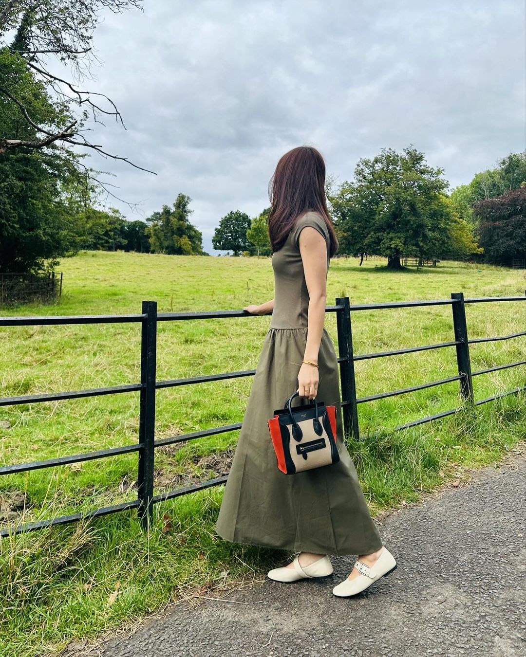 Maya Ali's Stunning Clicks With Her Family from UK | Reviewit.pk
