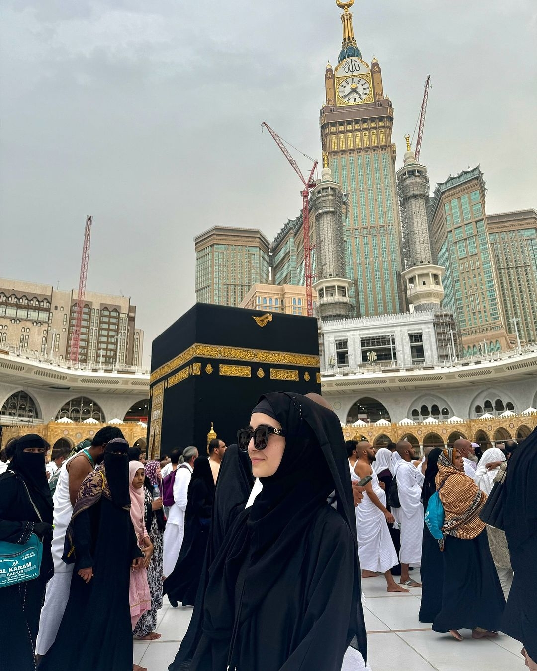 Merub Ali & Family Pictures from Their Umrah Journey | Reviewit.pk