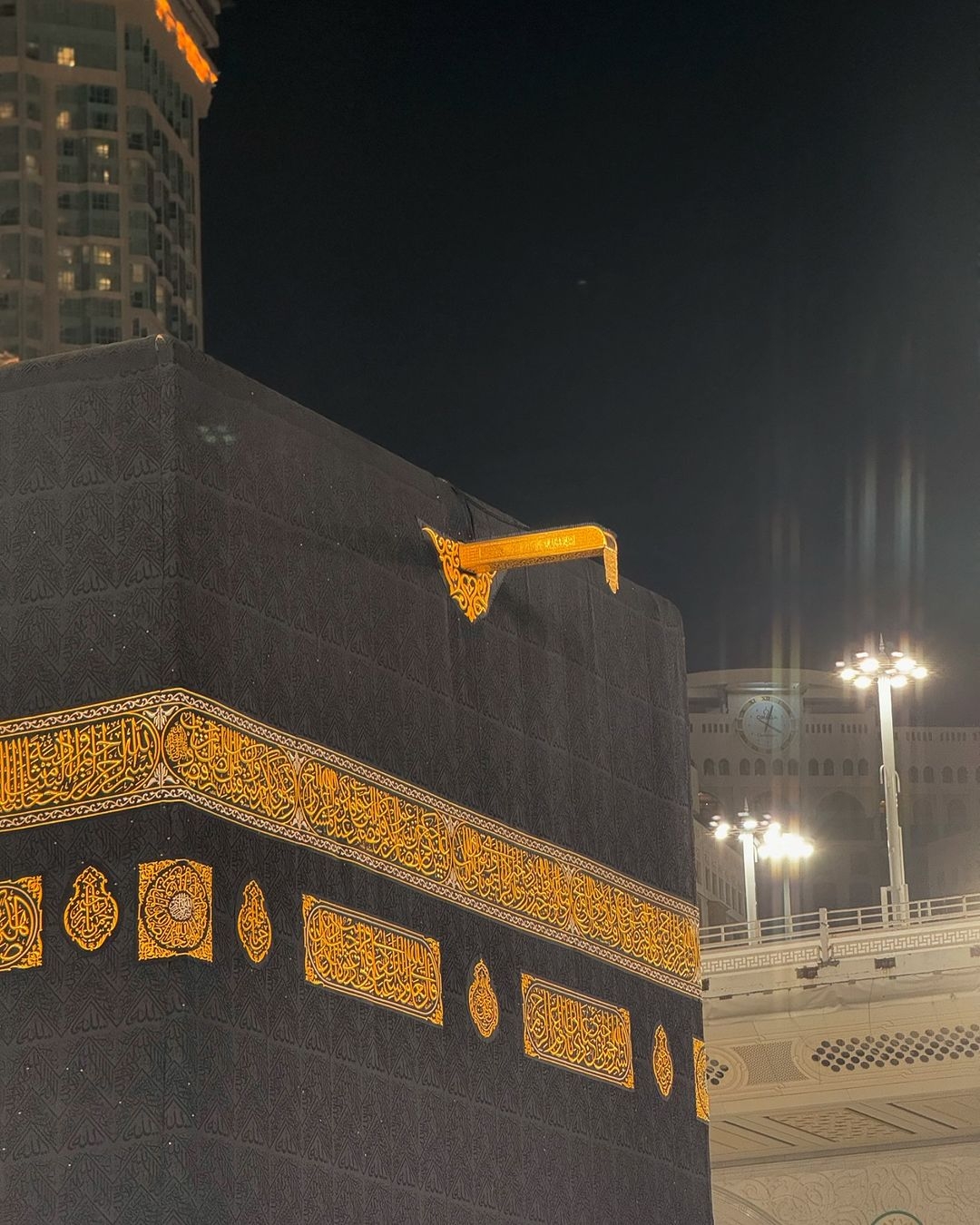 Merub Ali & Family Pictures from Their Umrah Journey | Reviewit.pk