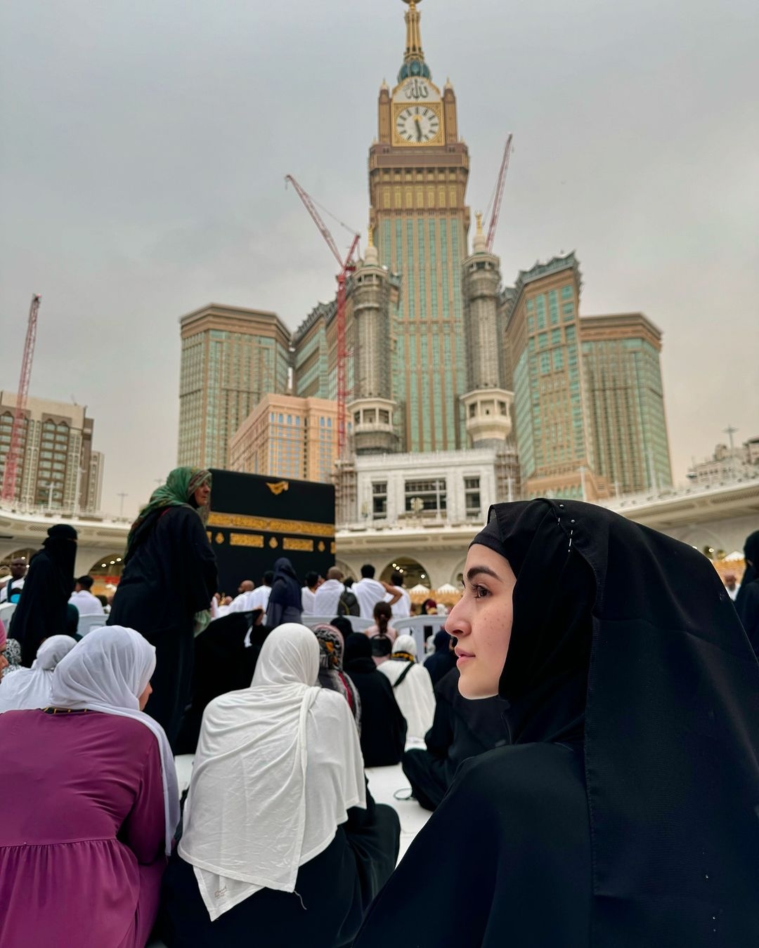 Merub Ali & Family Pictures from Their Umrah Journey | Reviewit.pk