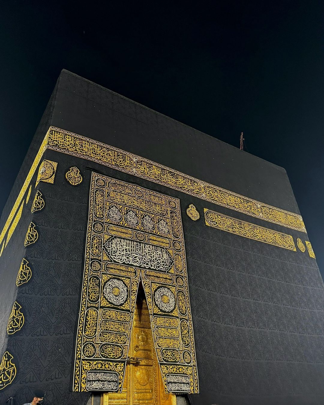 Merub Ali & Family Pictures from Their Umrah Journey | Reviewit.pk