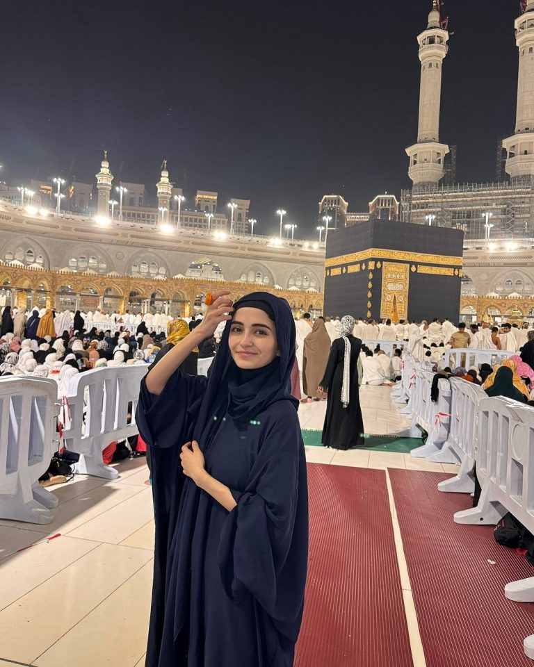 Merub Ali & Family Pictures from Their Umrah Journey | Reviewit.pk