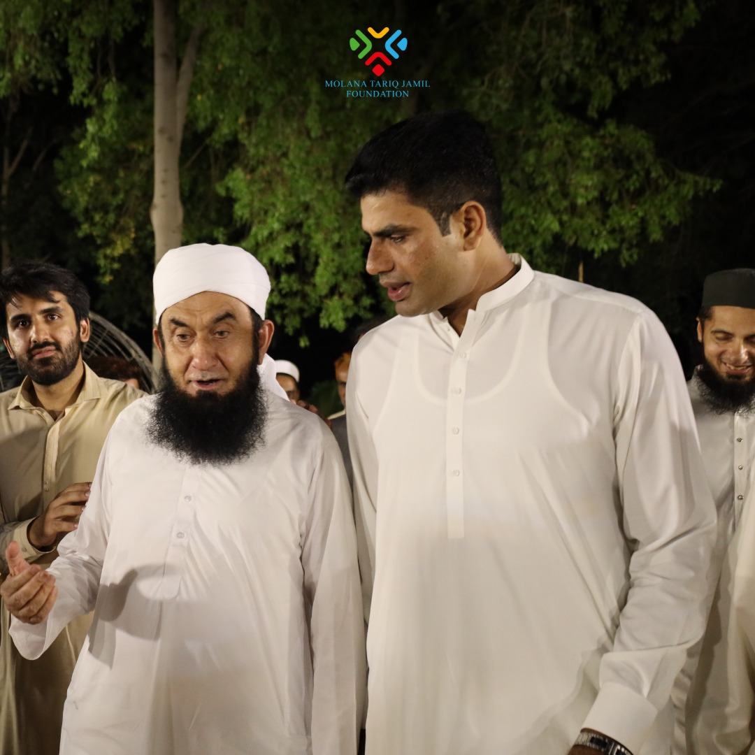 Arshad Nadeem's Heartwarming Interaction With Maulana Tariq Jamil | Reviewit.pk