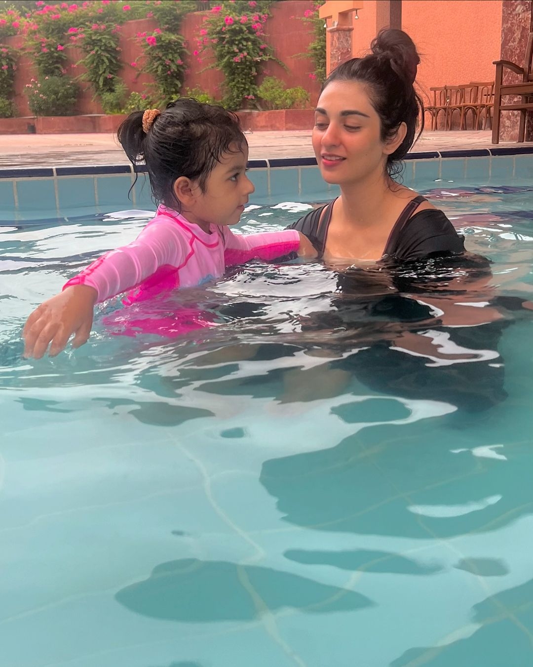 Sarah Khan & Falak Shabir's Cute Family Pictures & Instagram Reel | Reviewit.pk