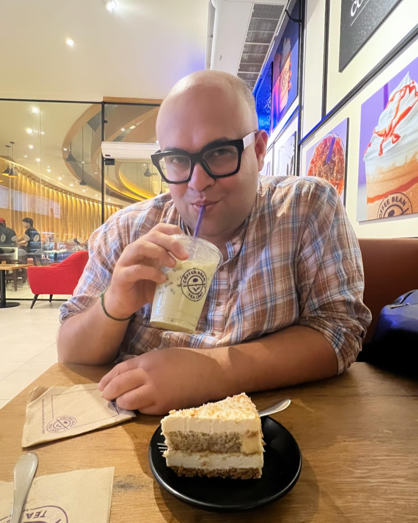 Waqar Hussain Reveals Stars Attitudes Affecting Veteran Makeup Artists ...