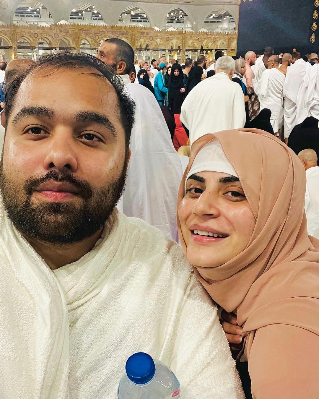 Zubab Rana Performs Umrah With Her Family | Reviewit.pk