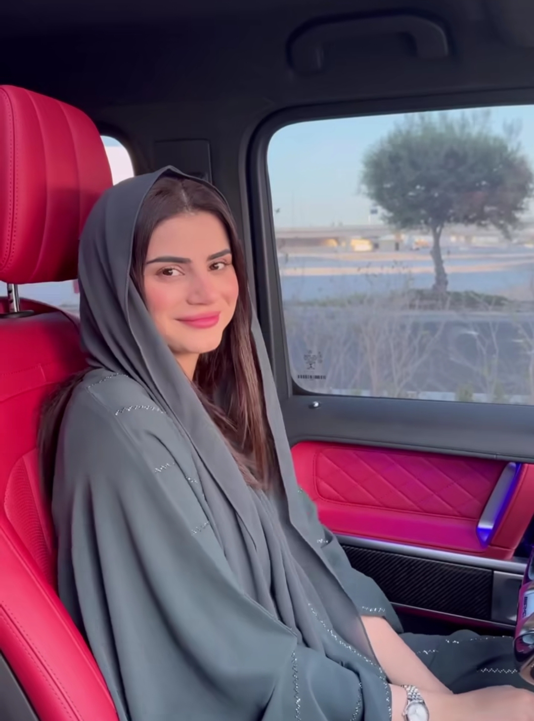 Zubab Rana Performs Umrah With Her Family | Reviewit.pk