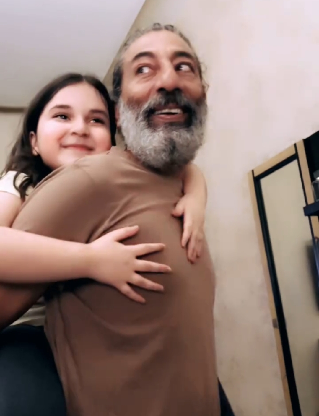 Adnan Shah Tipu's Love & Support for Daughters Despite Societal Pressure | Reviewit.pk