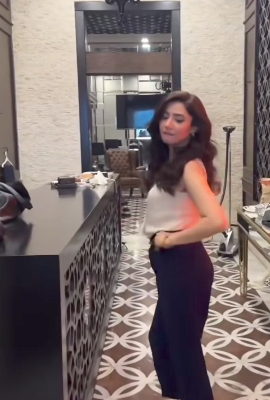 Mahira Khan's Bold Dance Moves Grab Public Attention | Reviewit.pk