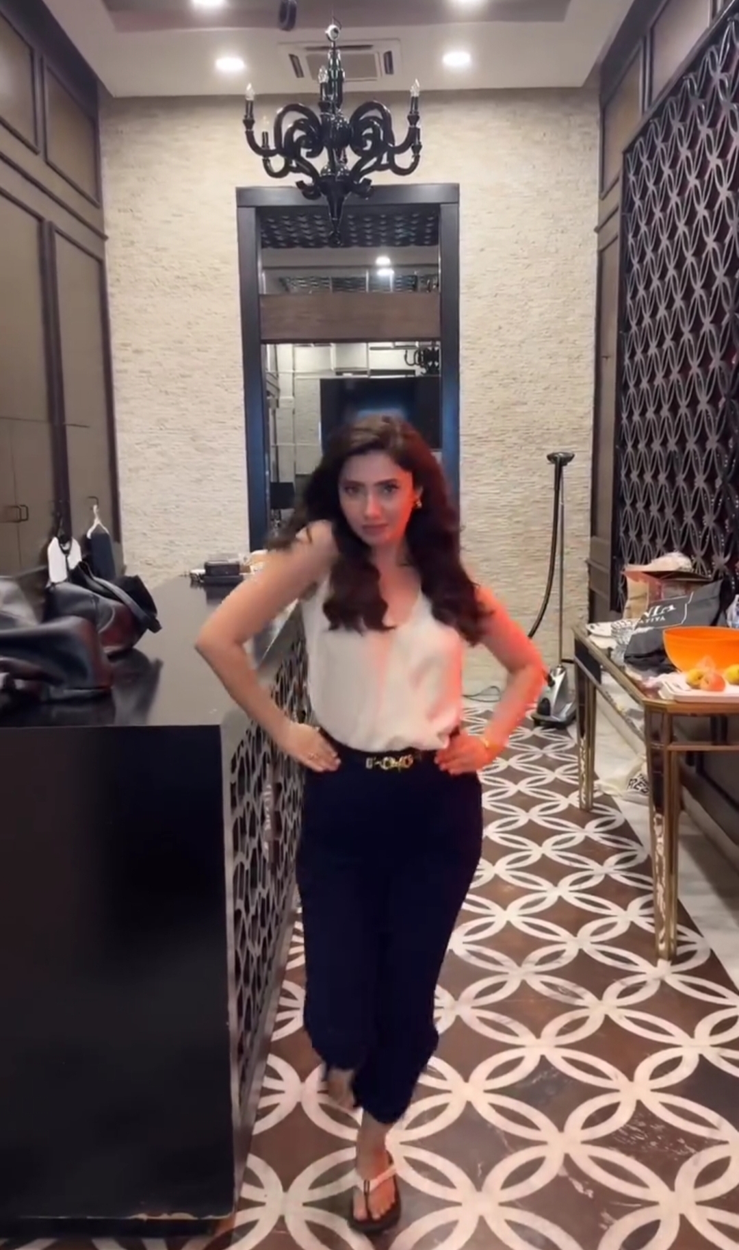 Mahira Khan's Bold Dance Moves Grab Public Attention | Reviewit.pk