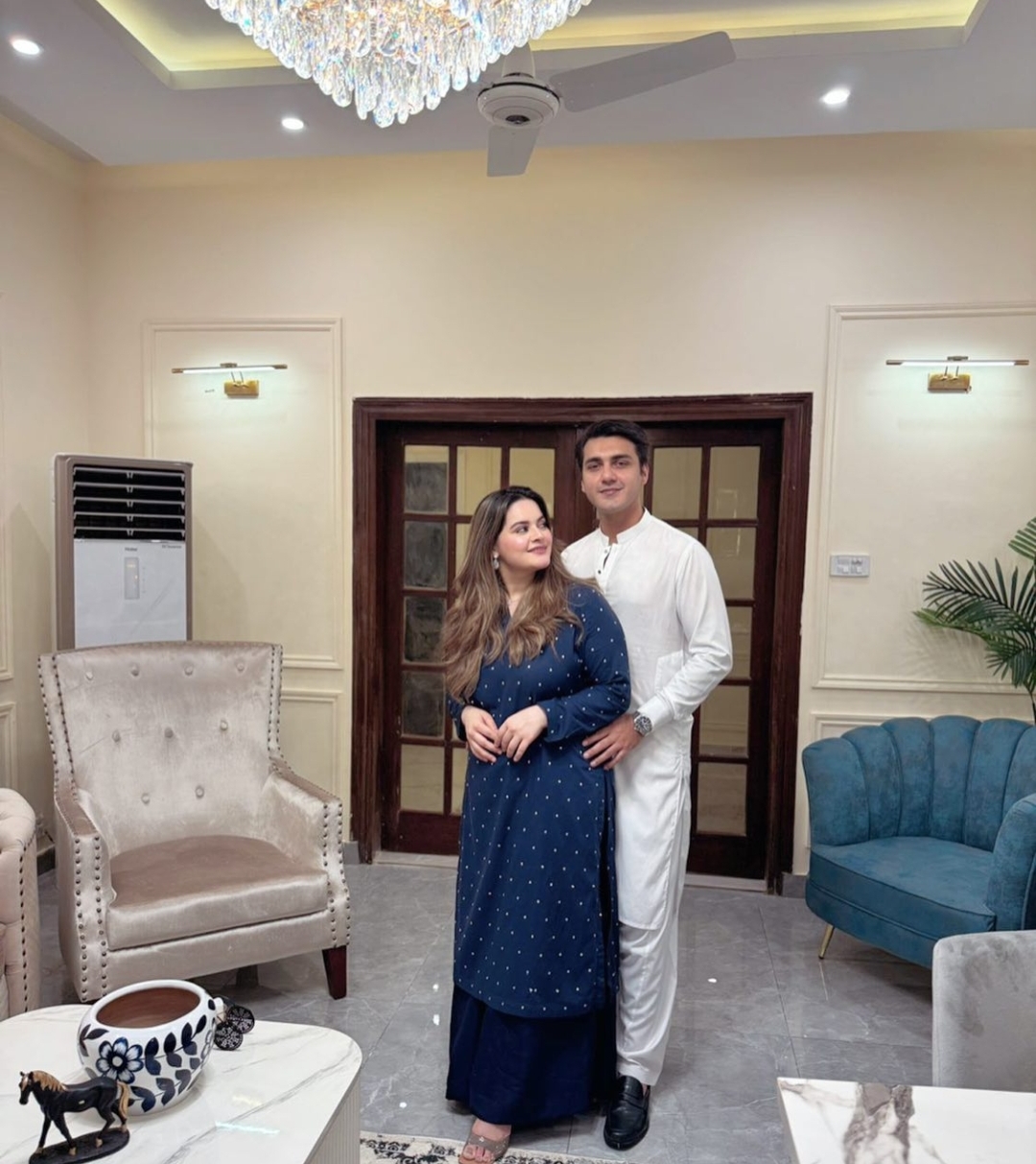 Minal Khan's Adorable Family Pictures | Reviewit.pk