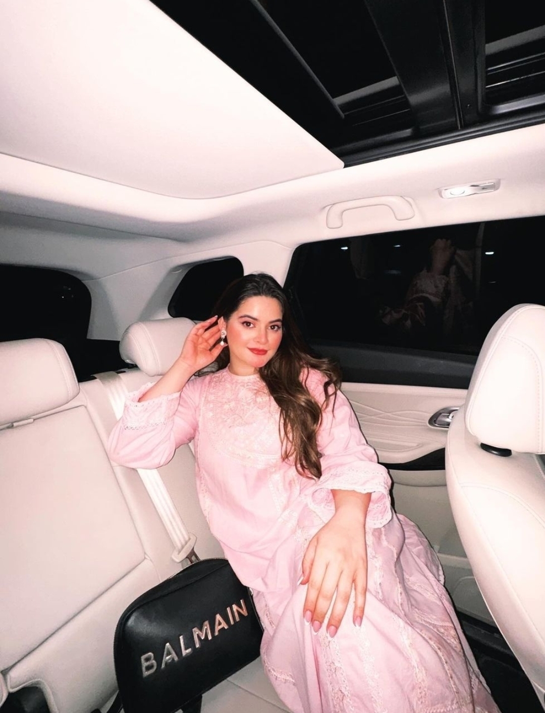 Minal Khan's Adorable Family Pictures | Reviewit.pk