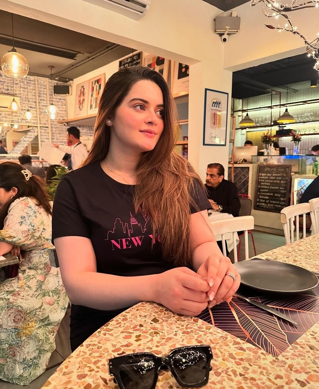 Minal Khan's Adorable Family Pictures | Reviewit.pk