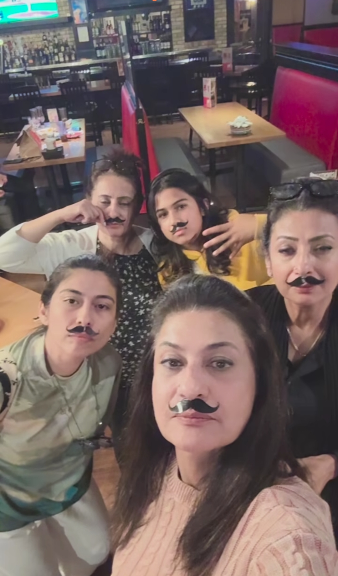 Saba Hameed Vacationing With Daughter & Sister | Reviewit.pk