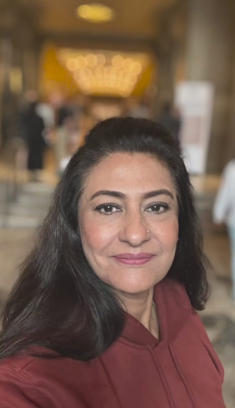 Saba Hameed Vacationing With Daughter & Sister | Reviewit.pk