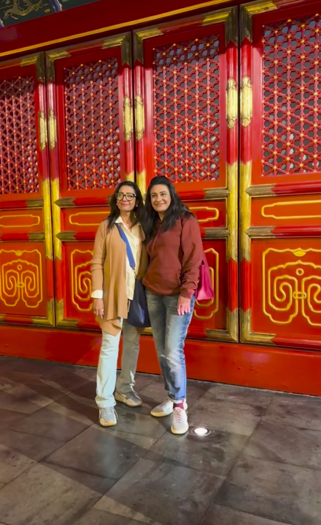 Saba Hameed Vacationing With Daughter & Sister | Reviewit.pk