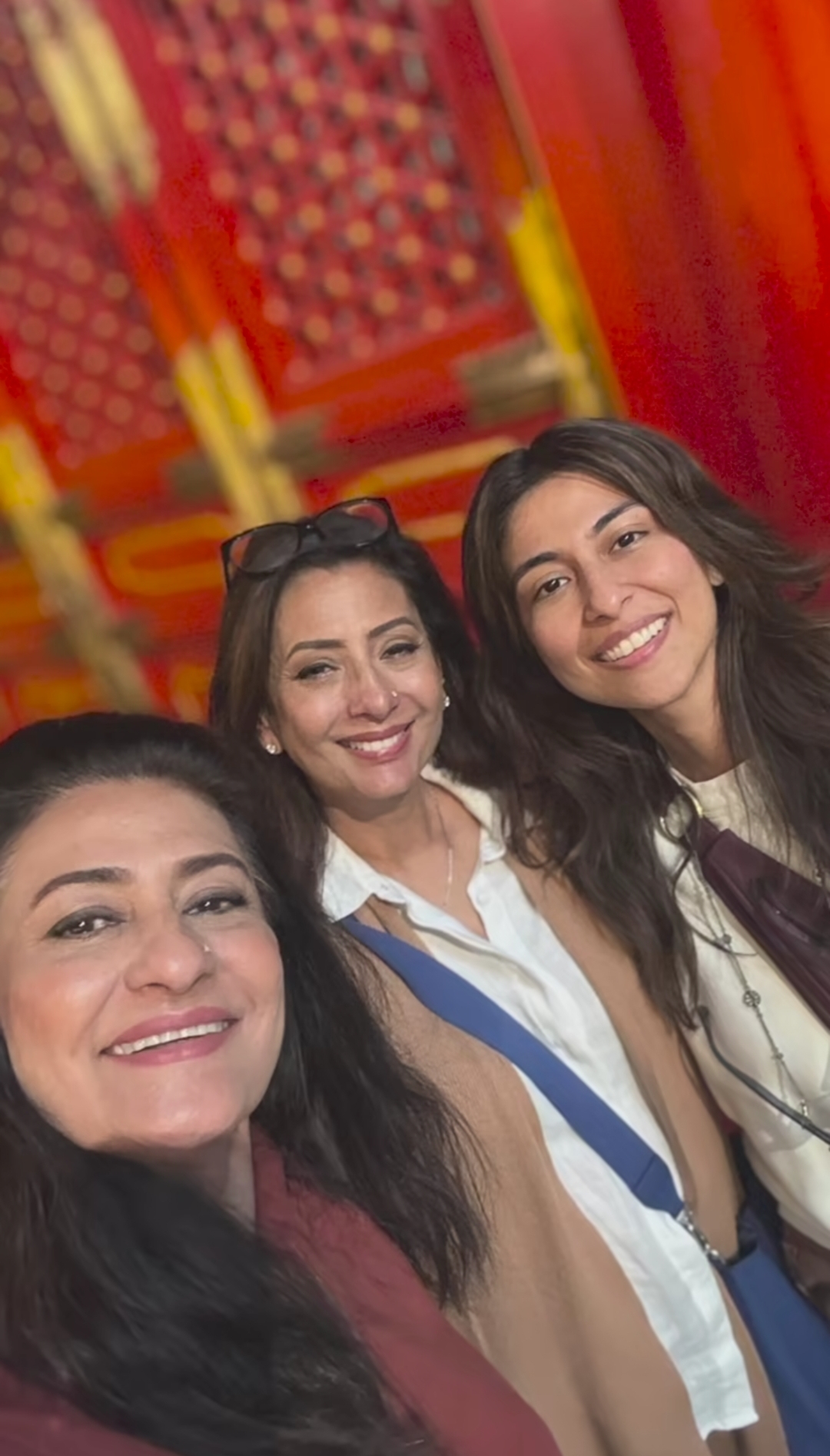 Saba Hameed Vacationing With Daughter & Sister | Reviewit.pk