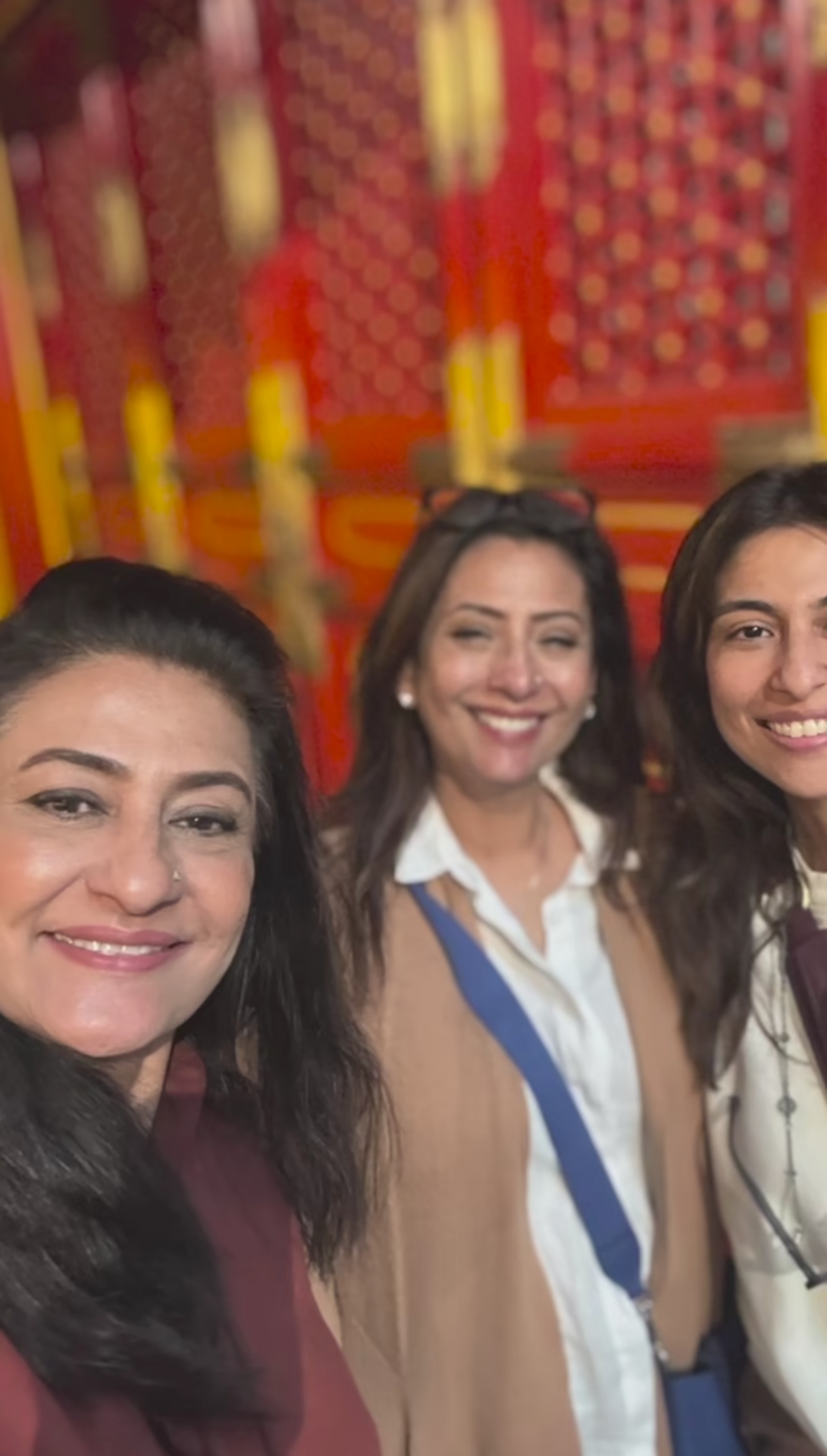 Saba Hameed Vacationing With Daughter & Sister | Reviewit.pk