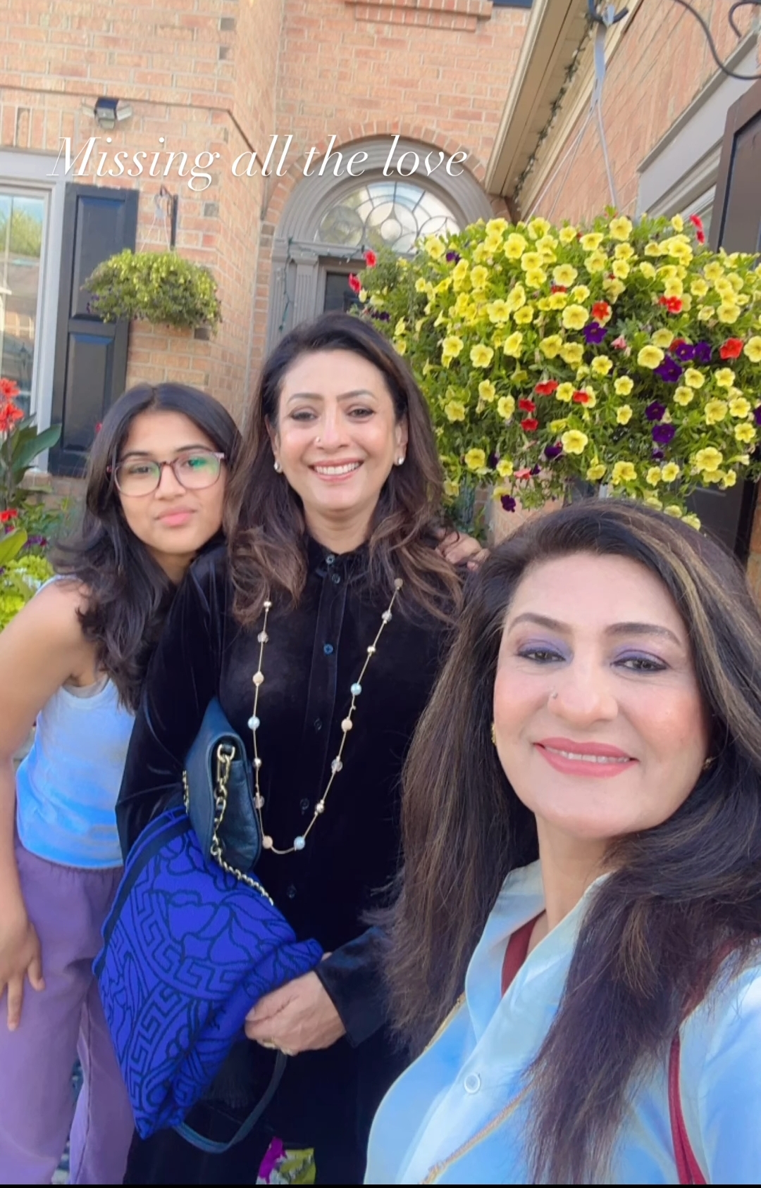 Saba Hameed Vacationing With Daughter & Sister | Reviewit.pk