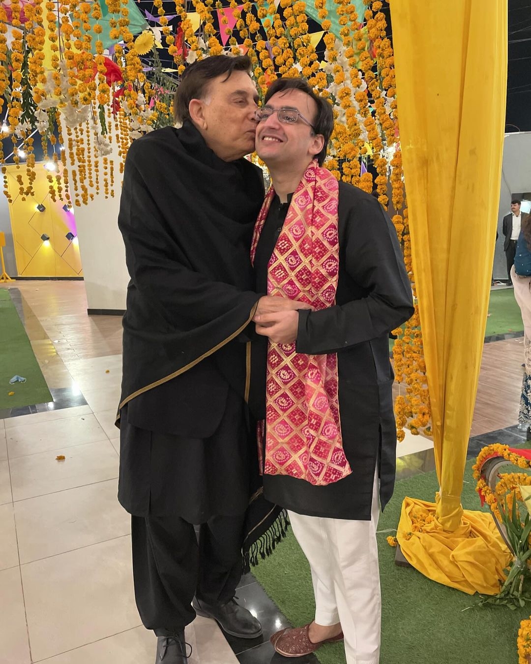 Shagufta Ejaz Husband's Children Share Memorable Pictures with Father ...