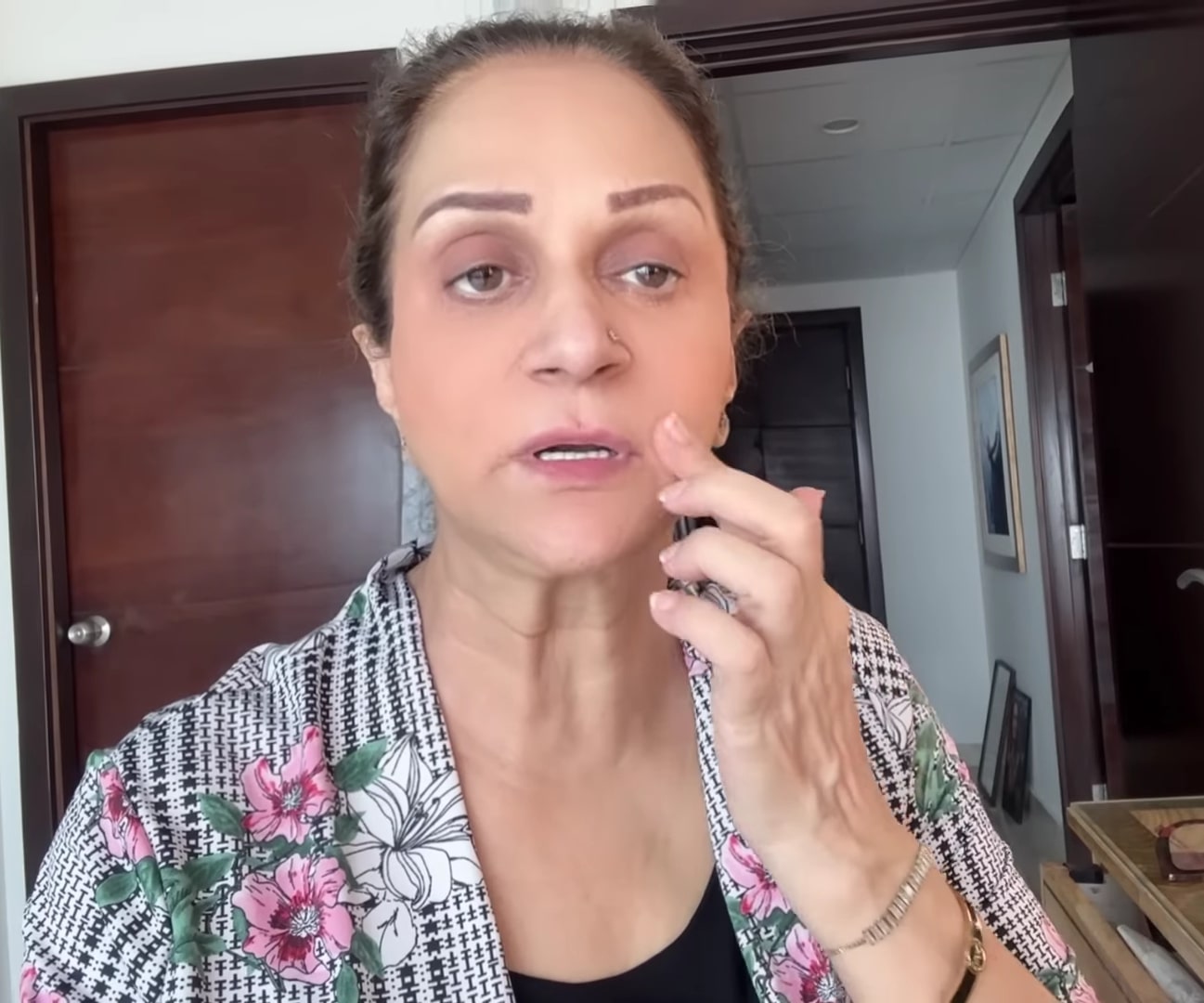 Bushra Ansari's Makeup Skills Blew Over Foreign MUA | Reviewit.pk