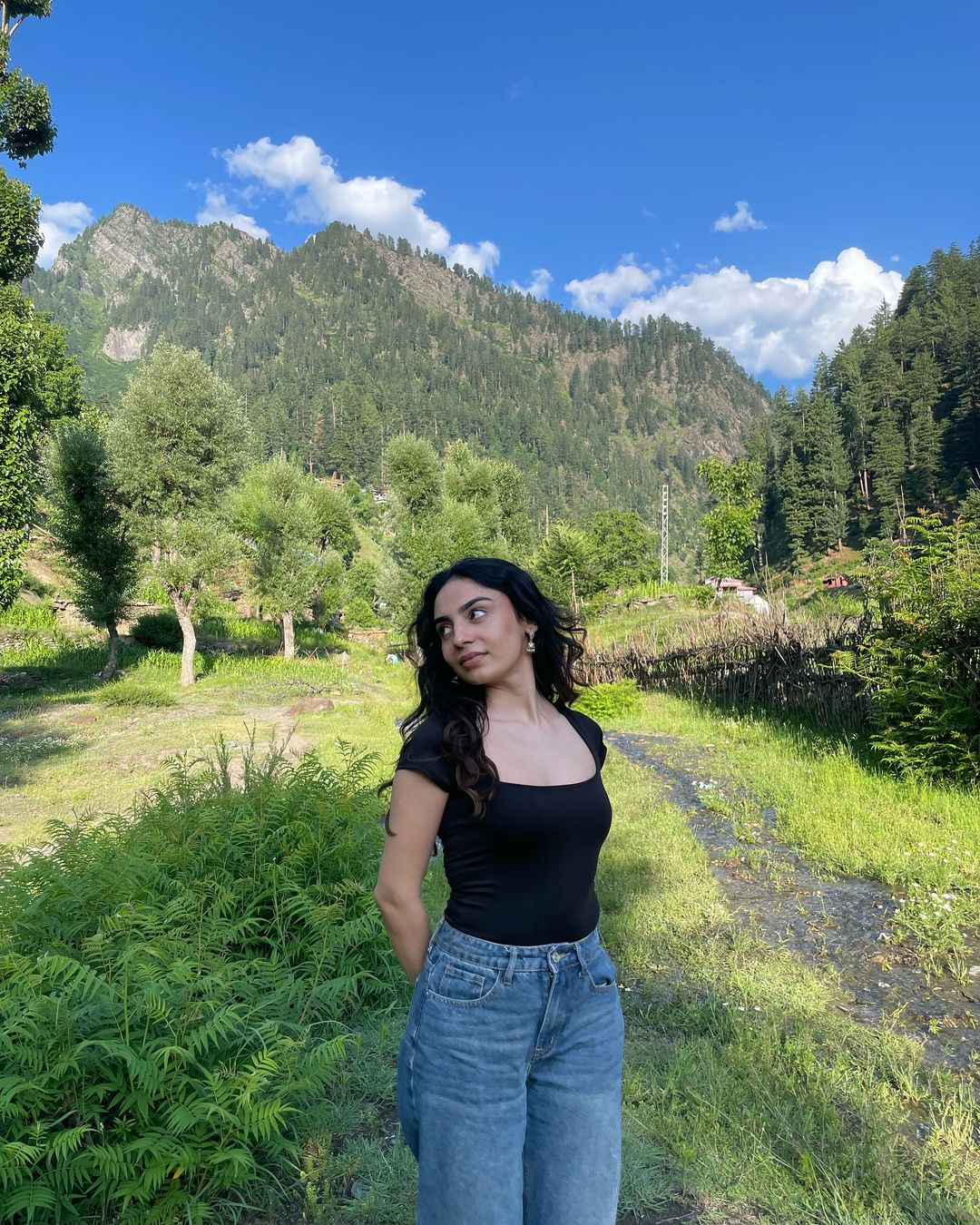 Mehar Bano Enjoys Her Time Off With Friends In Hopar Valley Nagar ...