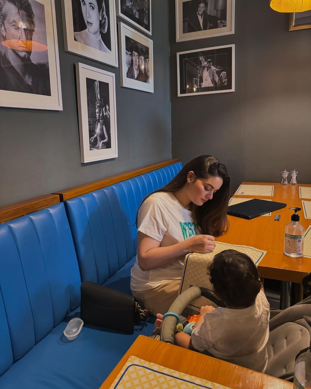 Minal Khan's Adorable Family Pictures | Reviewit.pk