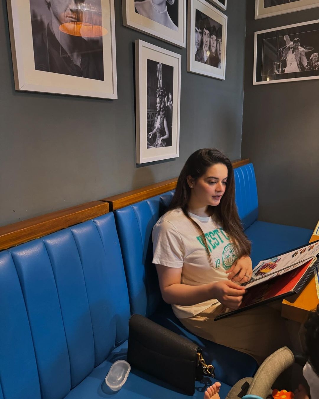 Minal Khan's Adorable Family Pictures | Reviewit.pk