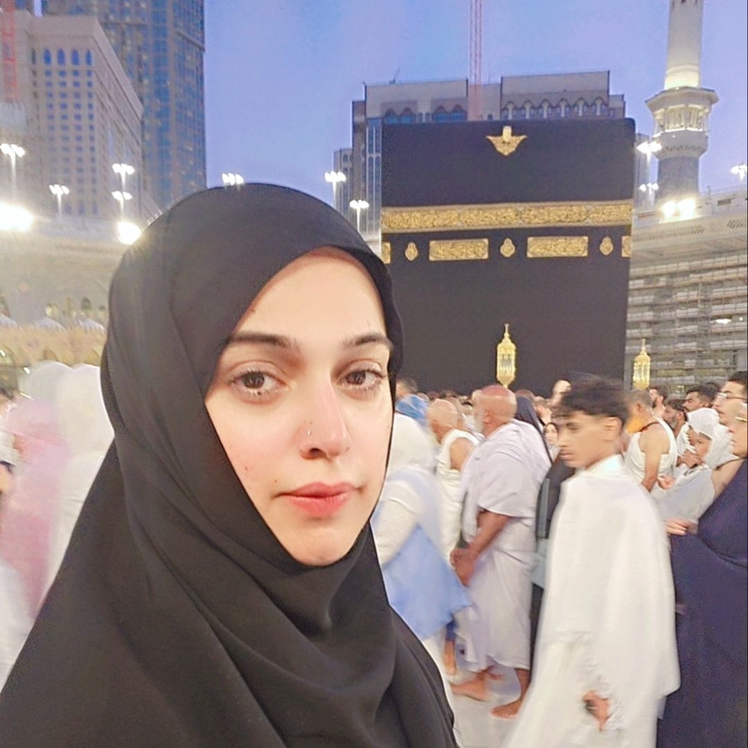 Noor Bukhari Umrah Trip Pictures with Daughter & Family | Reviewit.pk