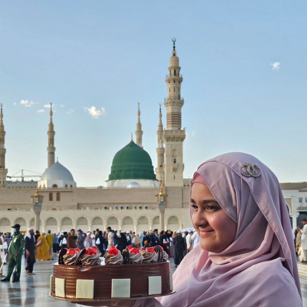 Noor Bukhari Umrah Trip Pictures with Daughter & Family | Reviewit.pk