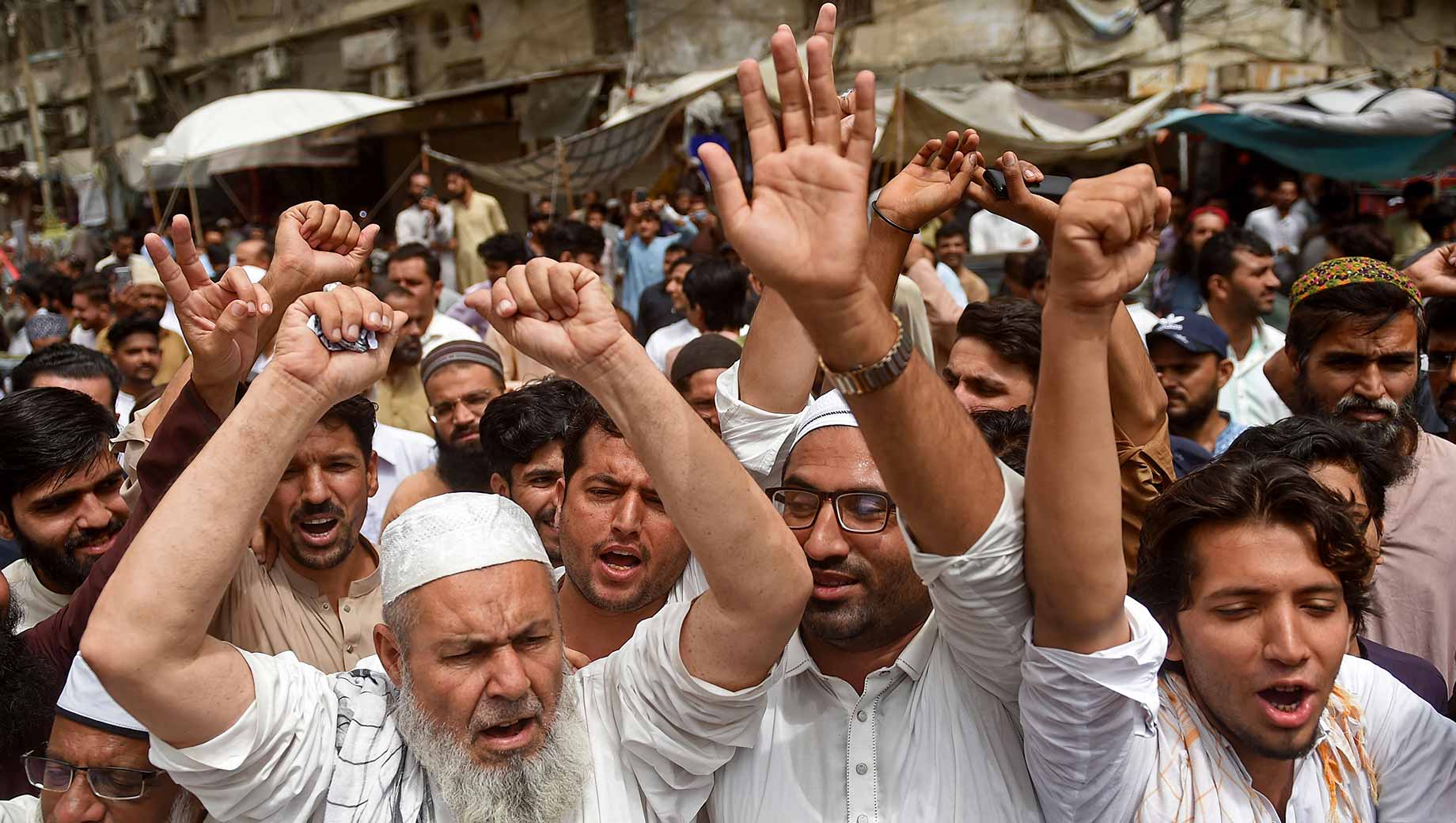 Amar Khan Thinks Pakistanis Are Jahil | Reviewit.pk