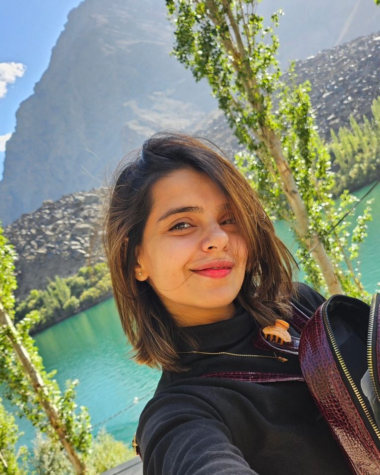 Srha Asgr Enjoys Vacations In Skardu With Husband | Reviewit.pk