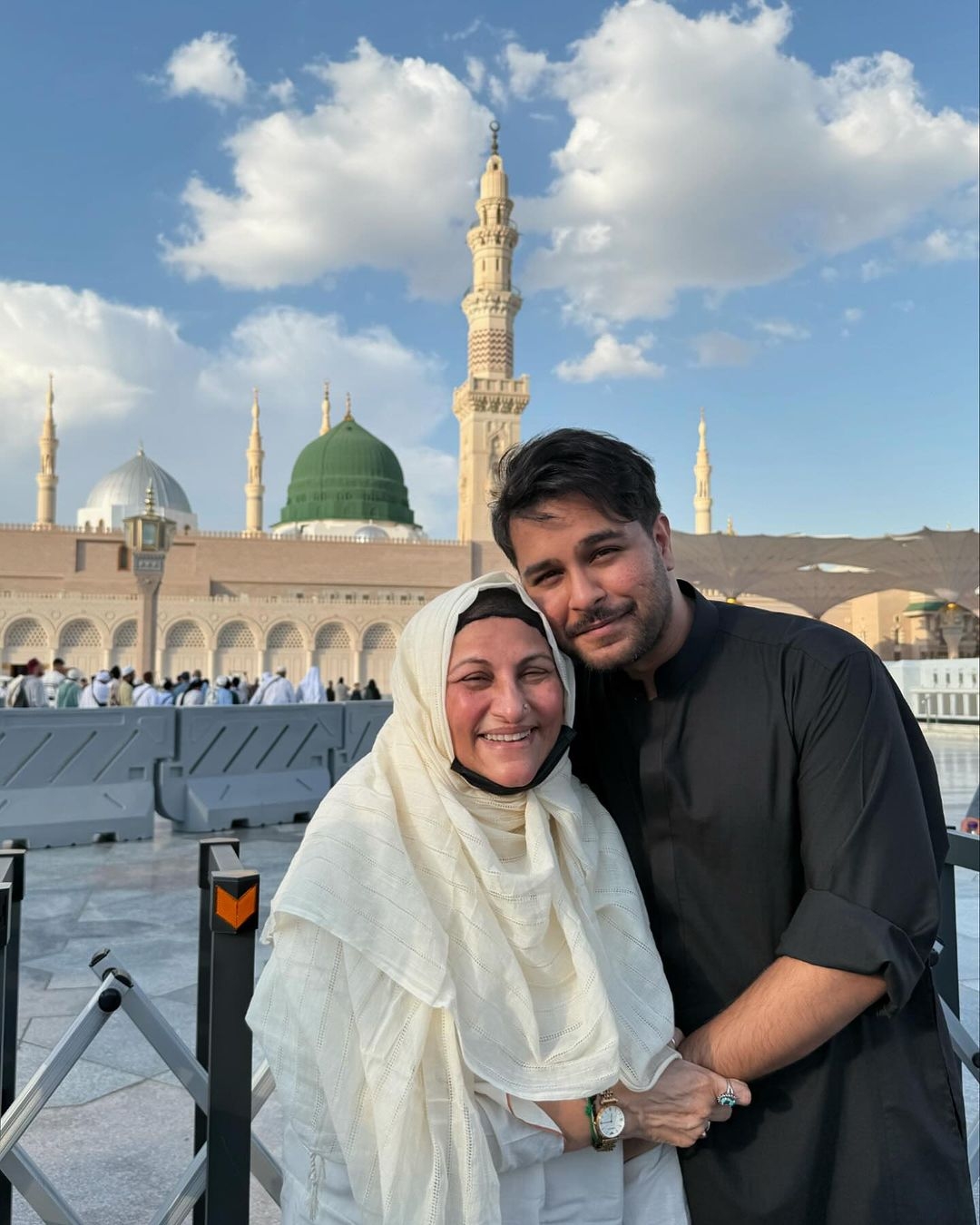 Asim Azhar Celebrates Birthday in Madina With Parents | Reviewit.pk