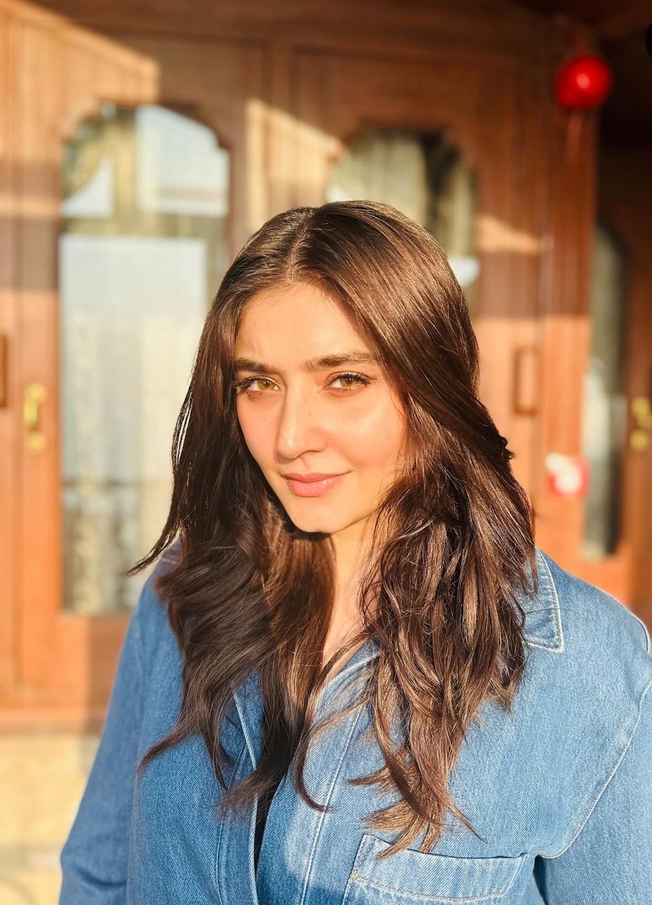 Durefishan Saleem and Her Younger Sister's Adorable Pictures | Reviewit.pk