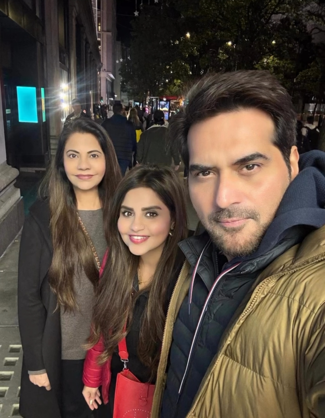 Humayun Saeed's Recent Family Pictures from UK | Reviewit.pk