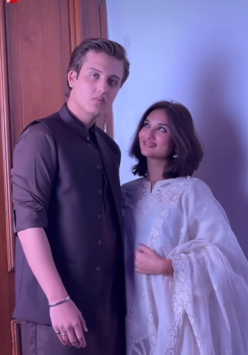 Khalil Ur Rehman Qamar Daughter Gets Awarded | Reviewit.pk