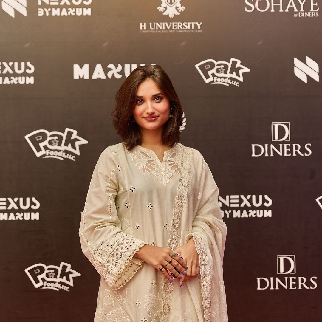 Khalil Ur Rehman Qamar Daughter Gets Awarded | Reviewit.pk