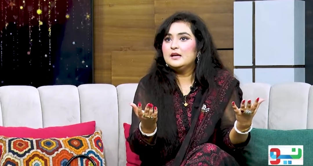 Sara Raza Khan Unimpressed by Aima Baig’s Singing Skills | Reviewit.pk